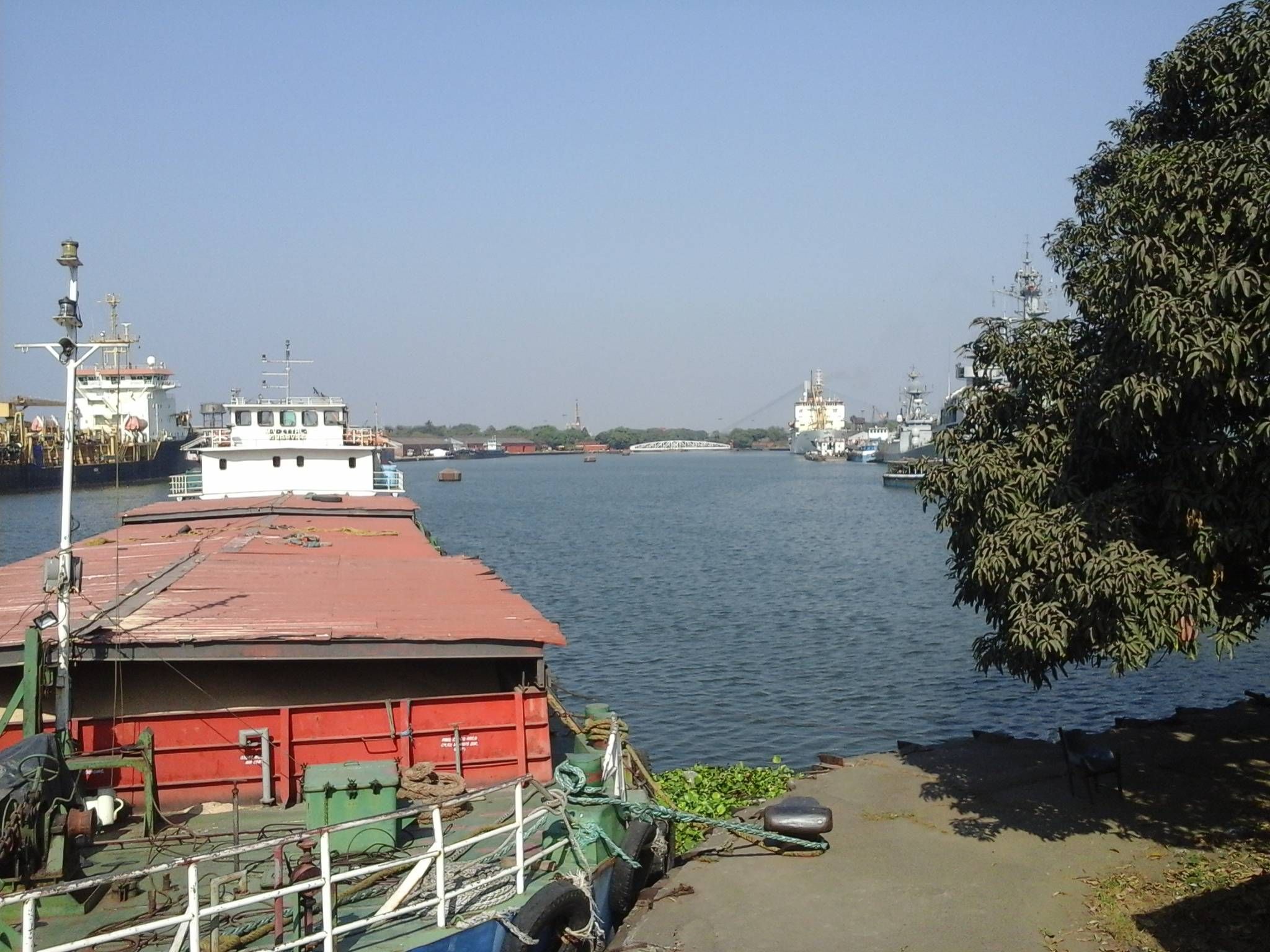 Friends, it's the Khidirpore dock for ships in Kol... - Samsung Members