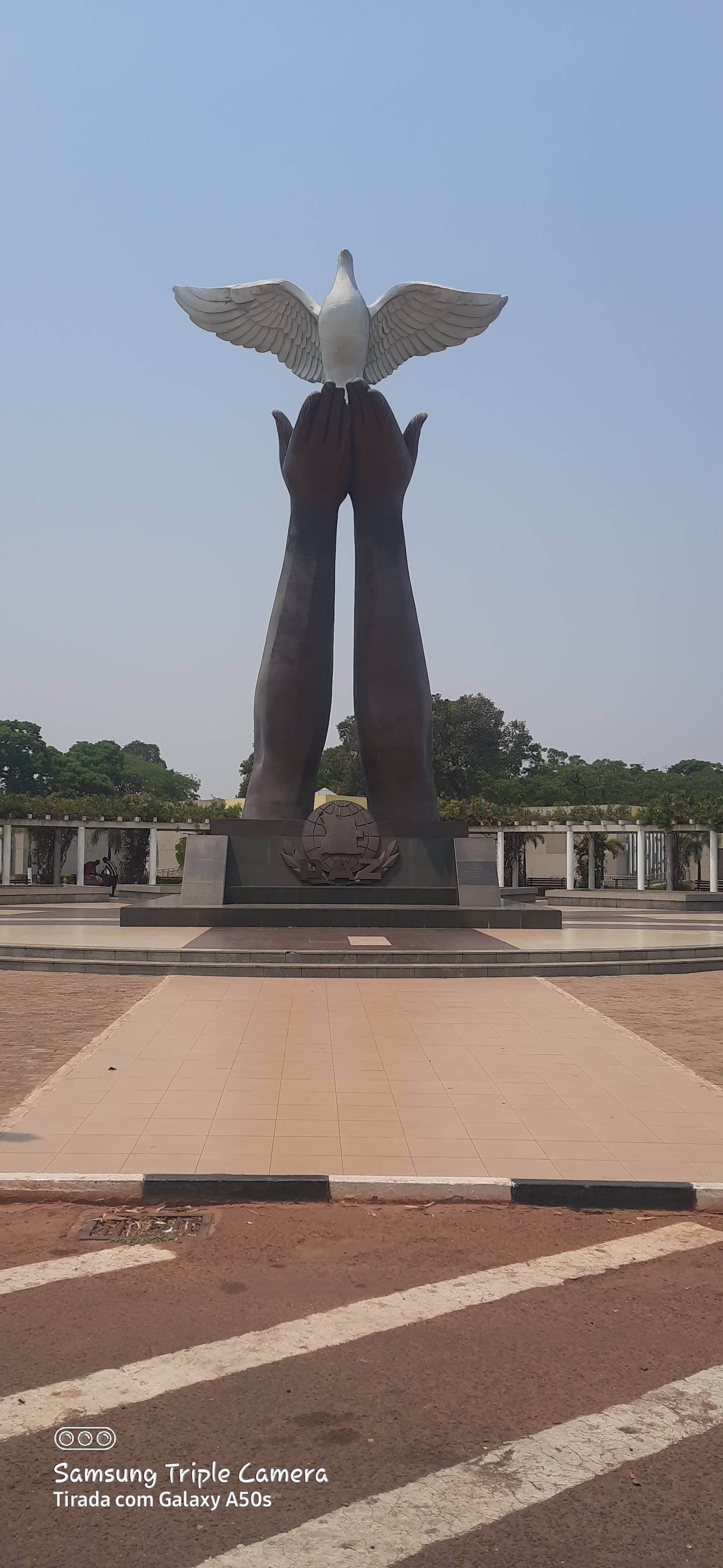 Monumento a PA, cidade Luena-Angola - Samsung Members
