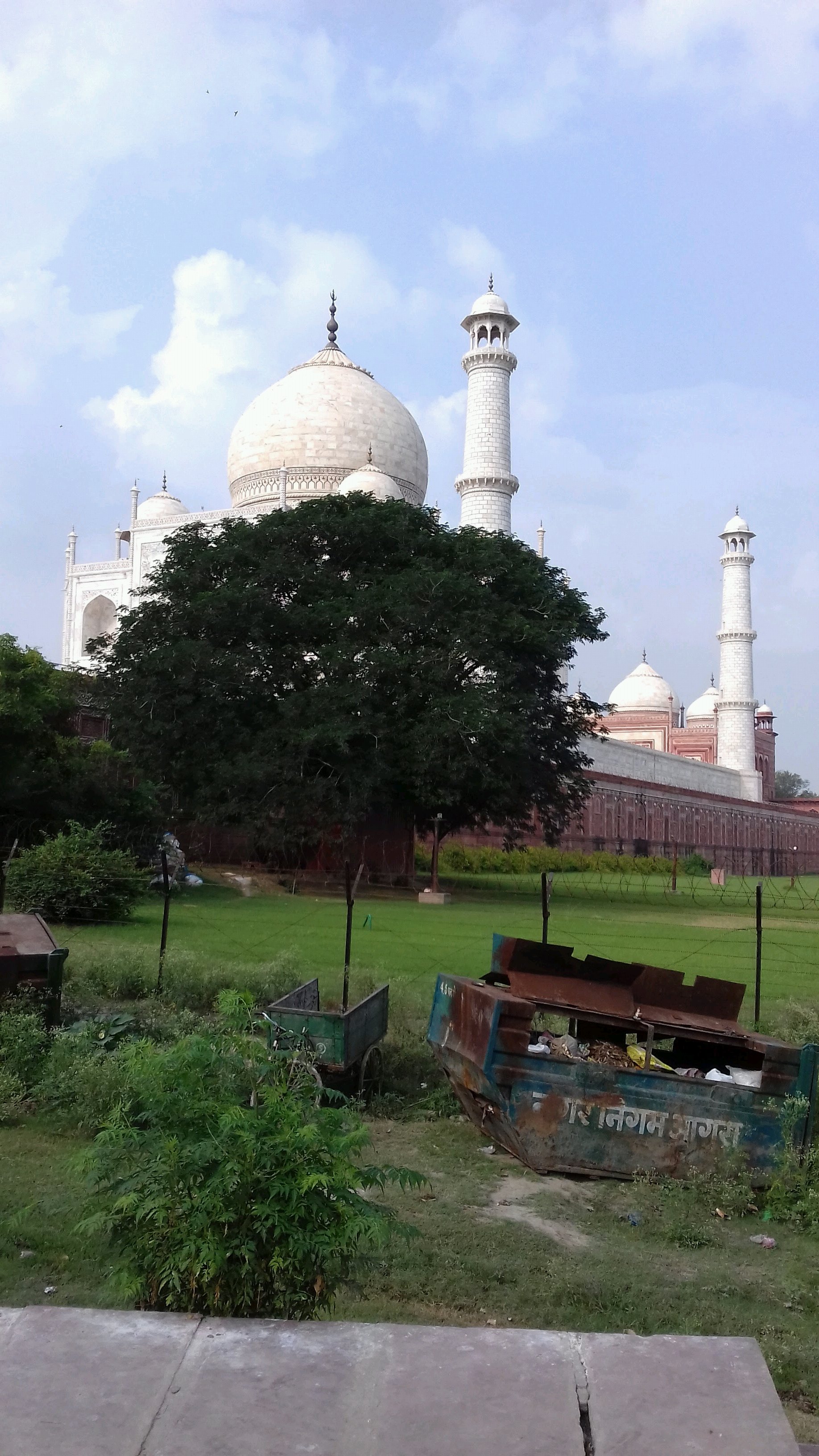 Behind the Taj Mahal. - Samsung Members
